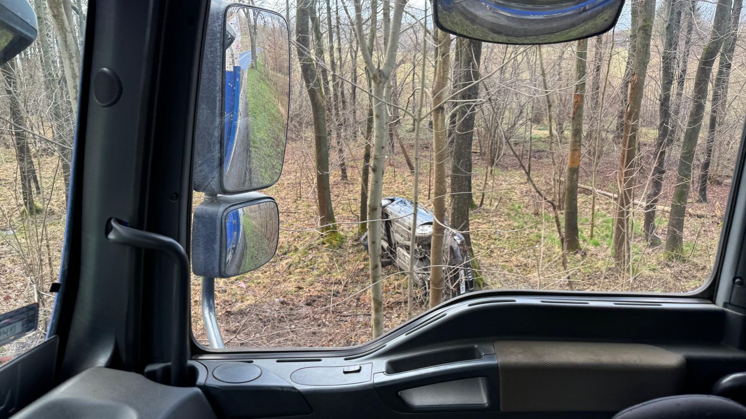 Audi wypadło z drogi i uderzyło w drzewo. Samochód całą noc leżał w lesie