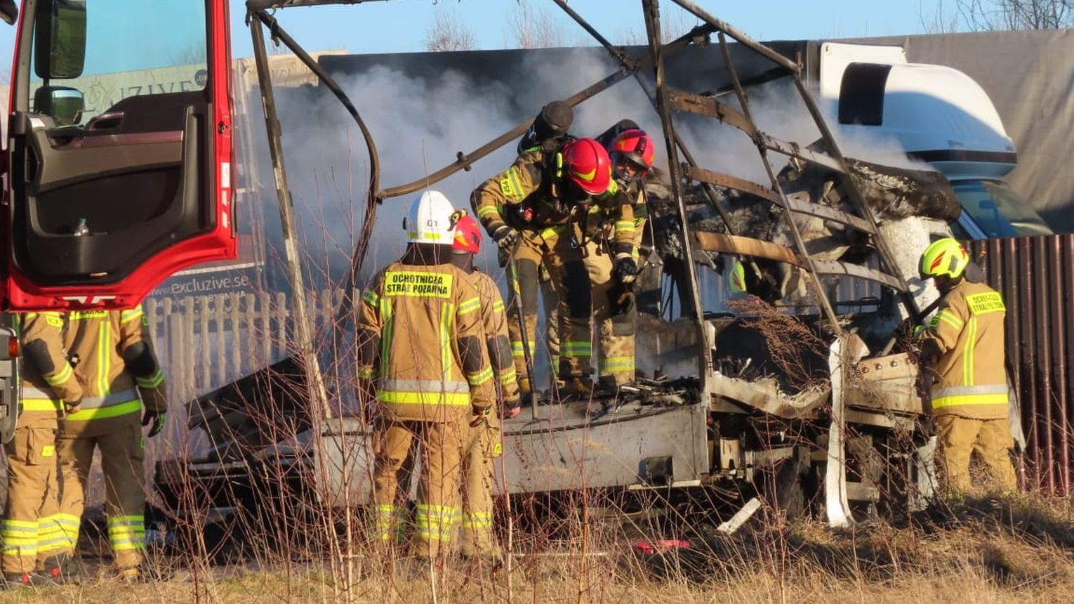 Bus dostawczy spłonął pod bramą klienta