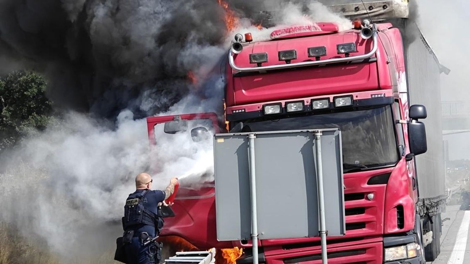 Policjanci gasili ciężarówkę na A4. Nagranie z kamer pokazuje ...
