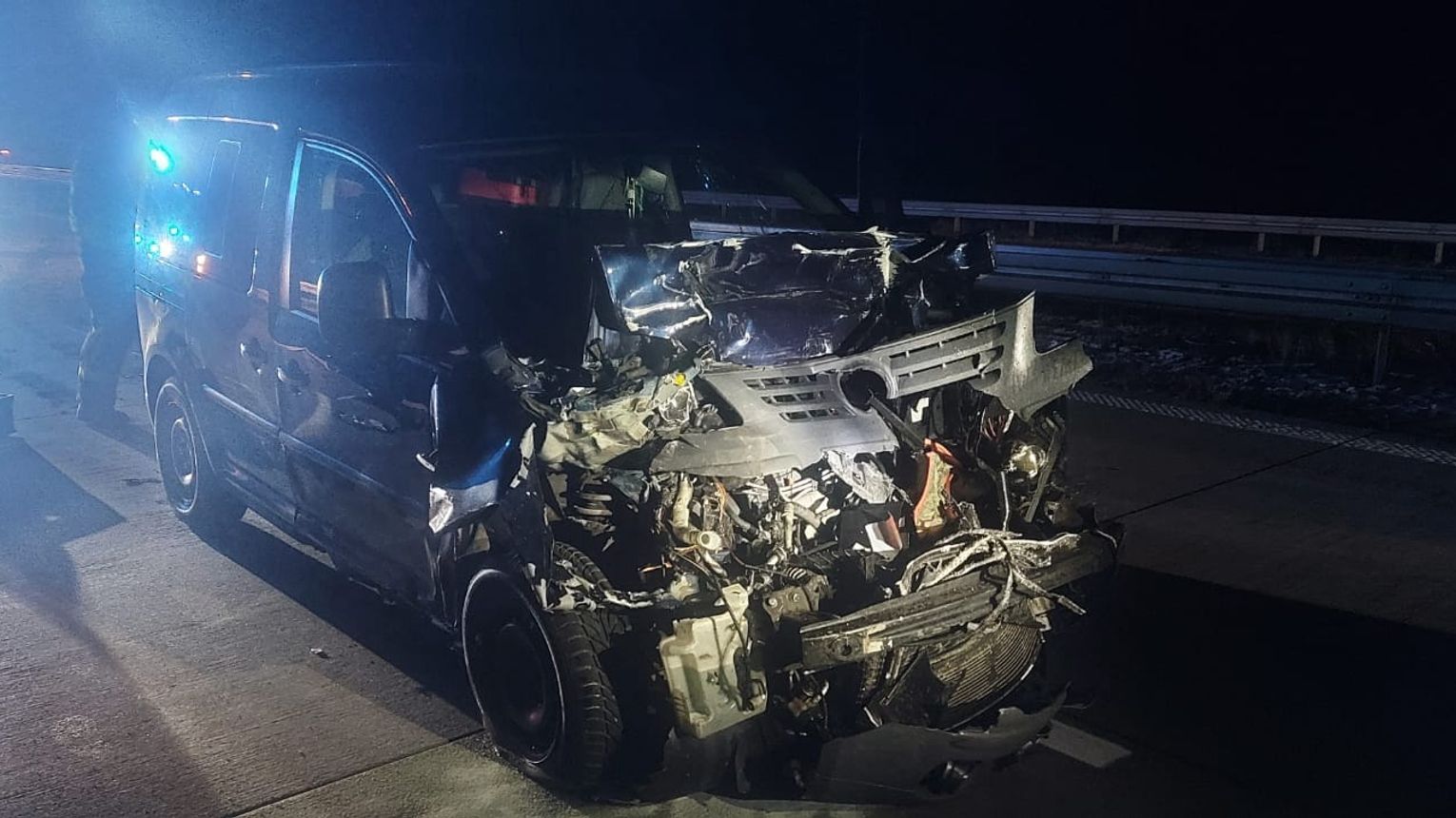 Trzy rozbite auta na 12 km autostrady A4. Auta jadą pasem awaryjnym