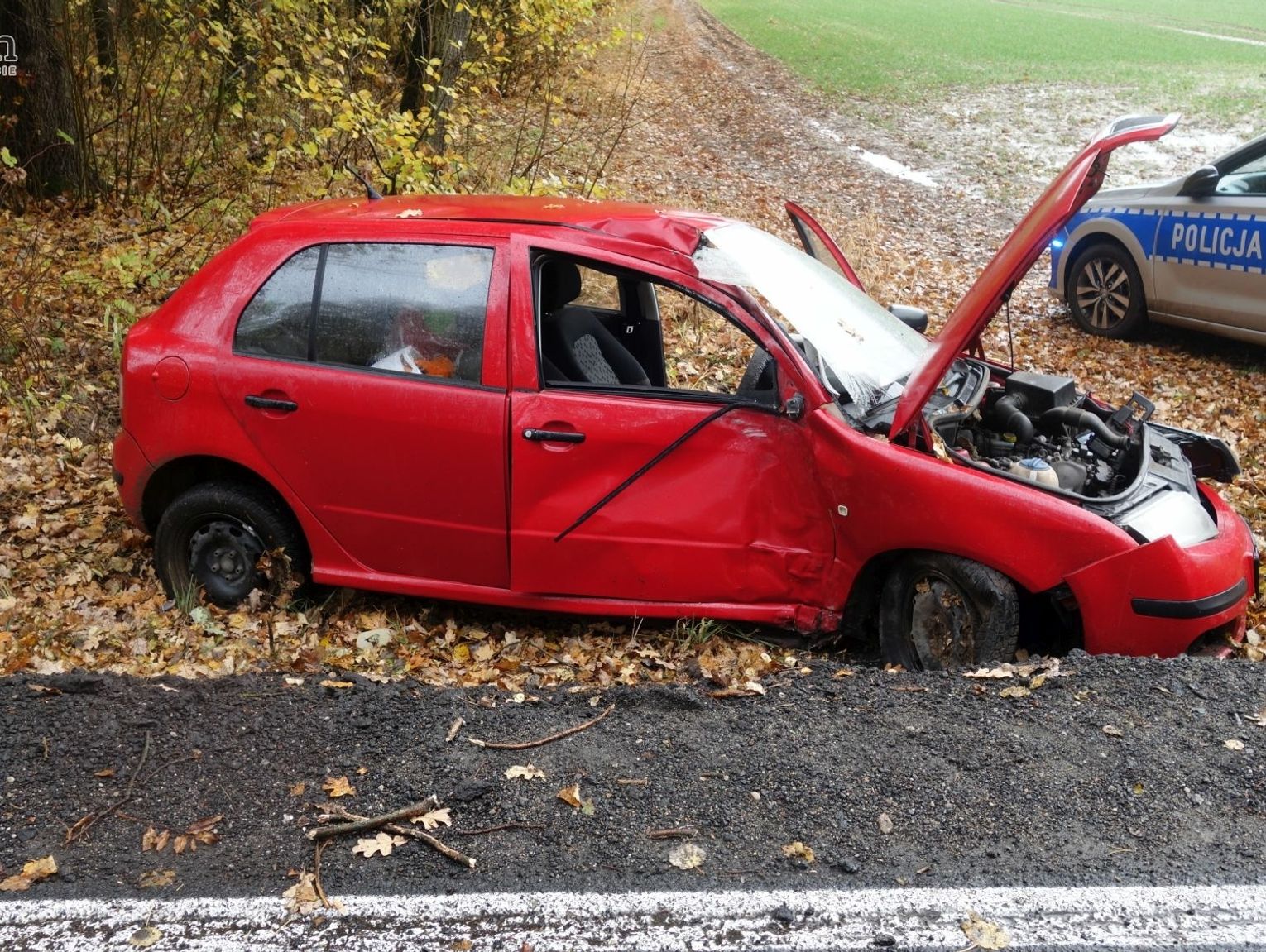 Aktualizacja. Rozbite auto na łączniku do autostrady