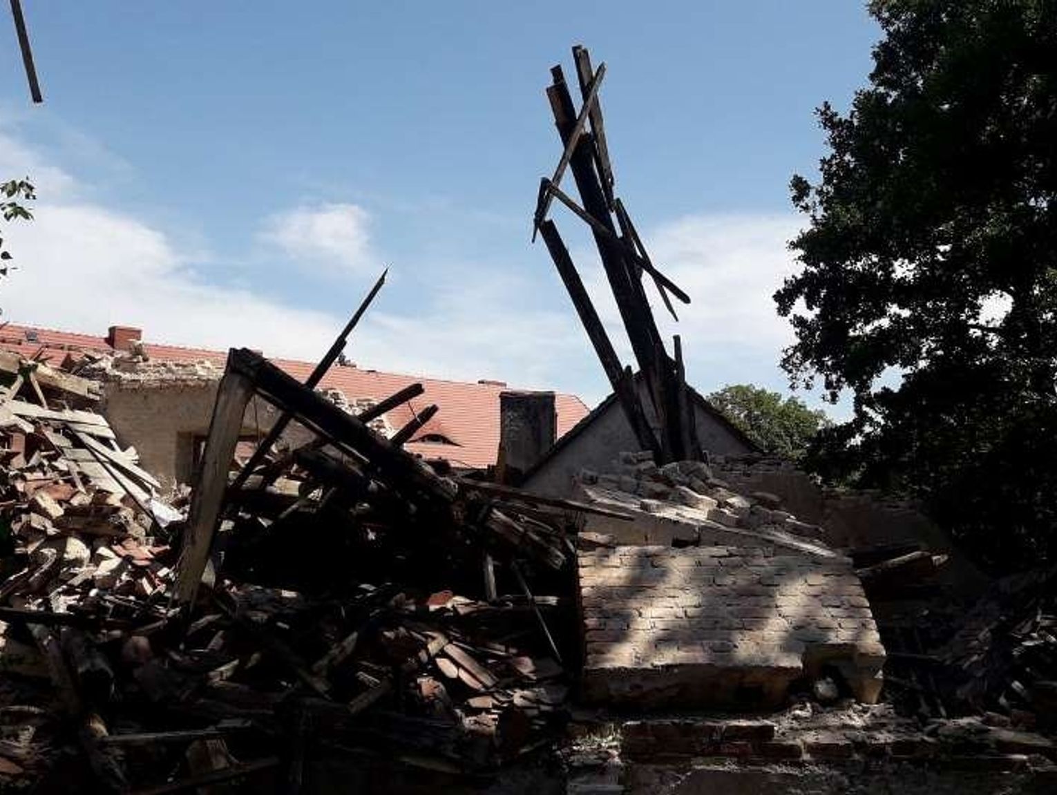 Lubomierz. Zawaliła się część ściany szczytowej budynku Lubomierz. Zawaliła się część ściany szczytowej budynku