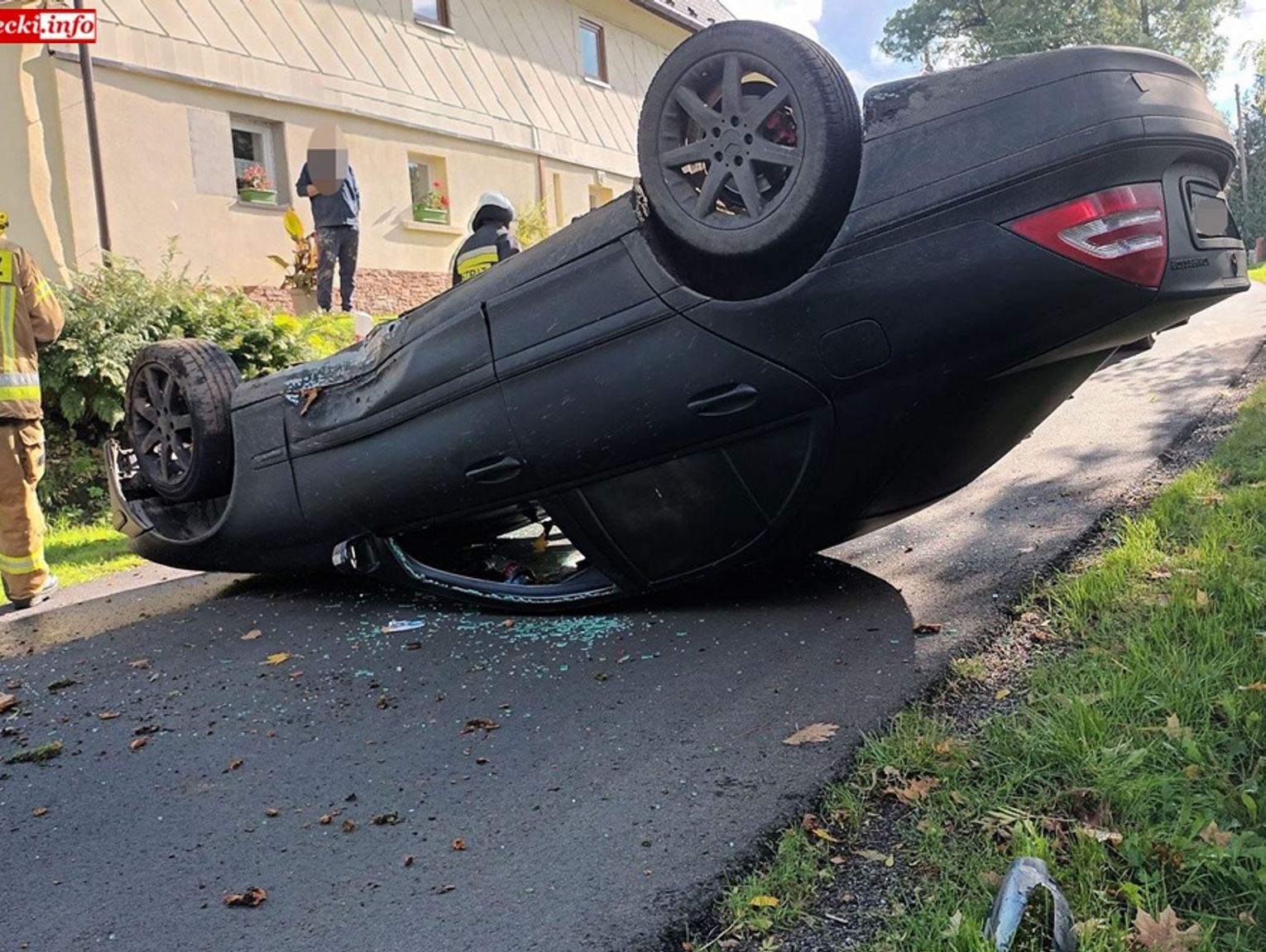 Świeradów-Zdrój. Kierowca mercedesa wjechał w drzewo i dachował Świeradów-Zdrój. Kierowca mercedesa wjechał w drzewo i dachował