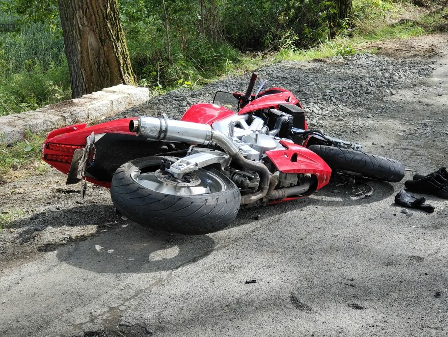Zderzenie osobówki ze ścigaczem. Kierowca motocykla poobijany, ale żywy Zderzenie osobówki ze ścigaczem. Kierowca motocykla poobijany, ale żywy