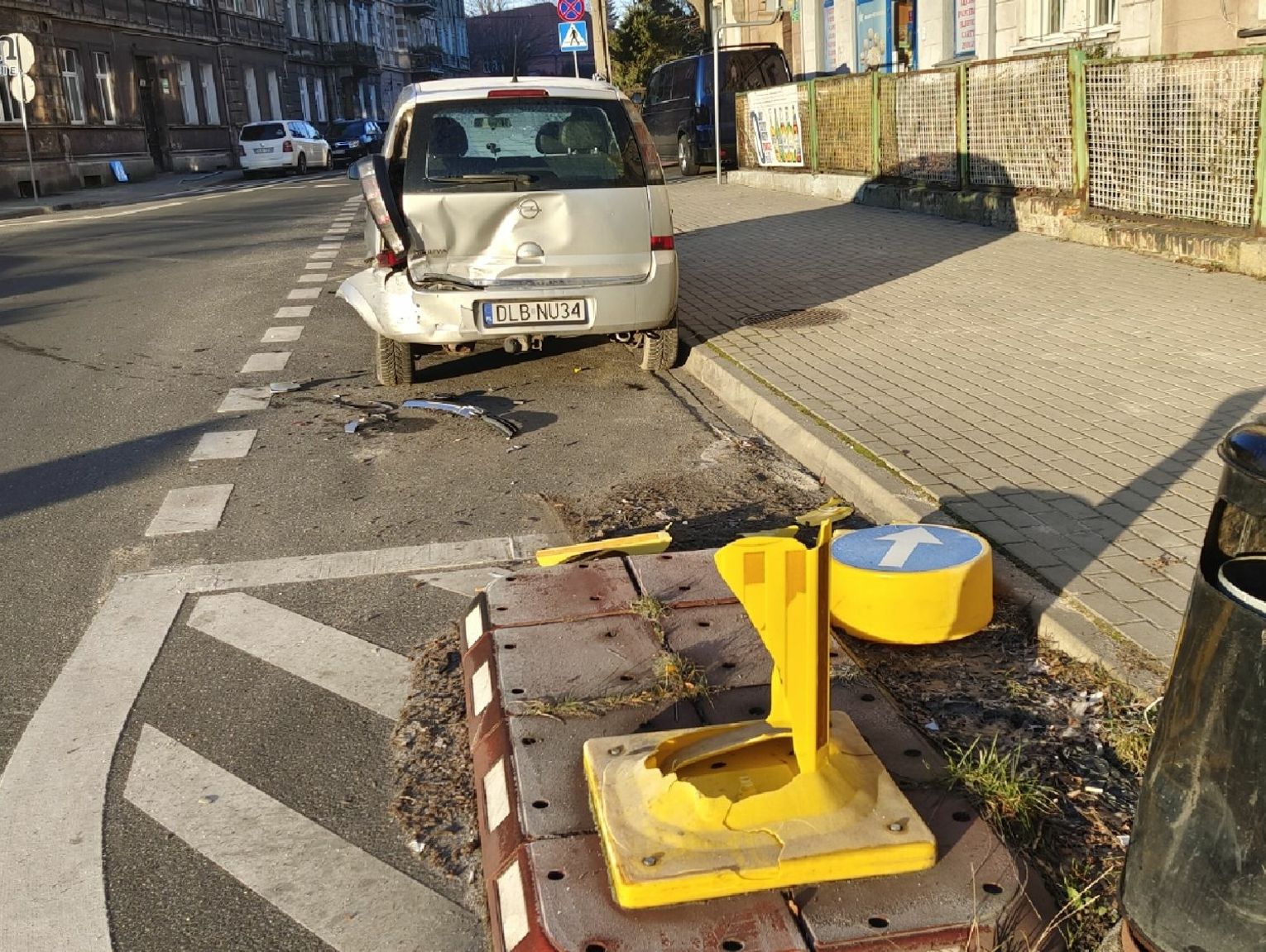 Zniszczone znaki i uszkodzone auta. Nocny rajd pijanego(?)kierowcy Zniszczone znaki i uszkodzone auta. Nocny rajd pijanego(?)kierowcy