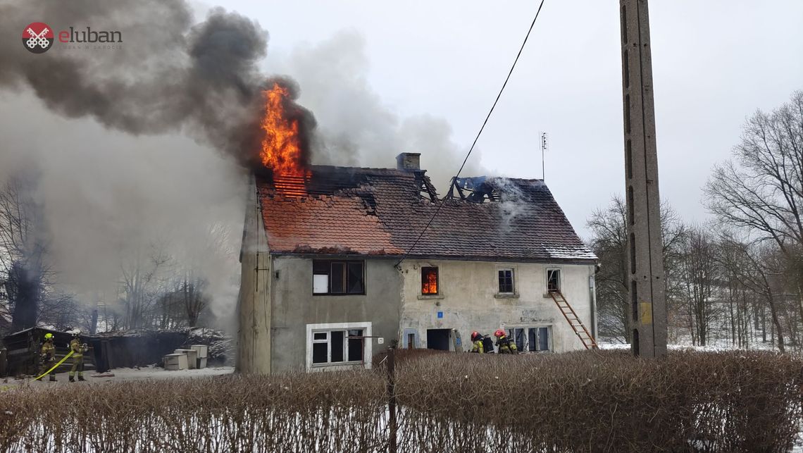 Ogromny pożar w Zarębie. Cały budynek stanął w ogniu